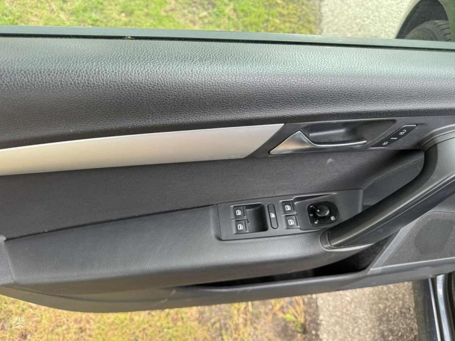 Grey Volkswagen Passat 2011 in Marijampole, with an engine capacity of 1.60 L and mileage of 140 thousand km for 4999 €, photo 10 on AUTOMOTO.COM.LV