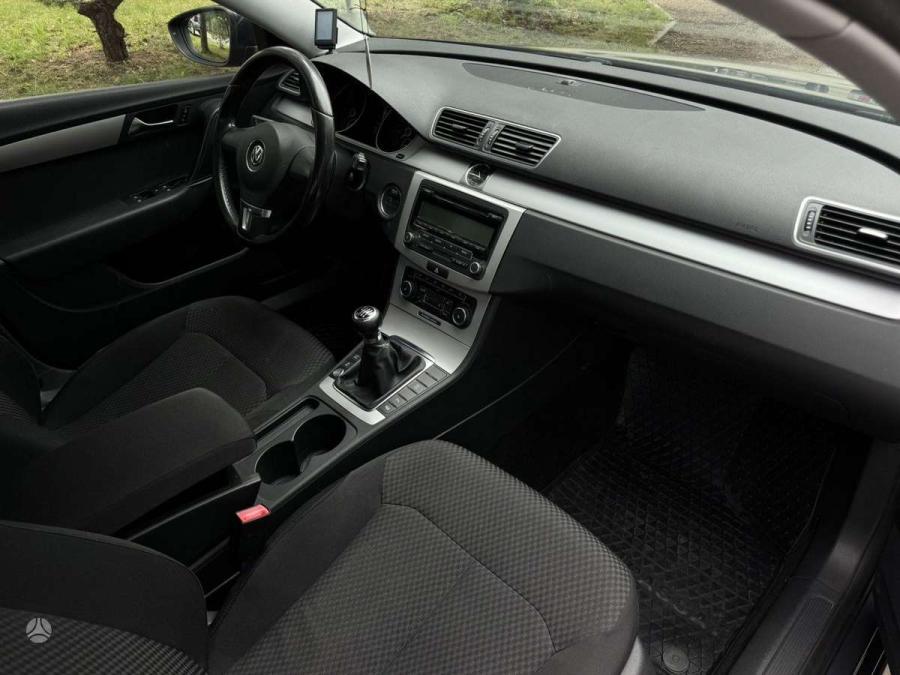 Grey Volkswagen Passat 2011 in Marijampole, with an engine capacity of 1.60 L and mileage of 140 thousand km for 4999 €, photo 13 on AUTOMOTO.COM.LV