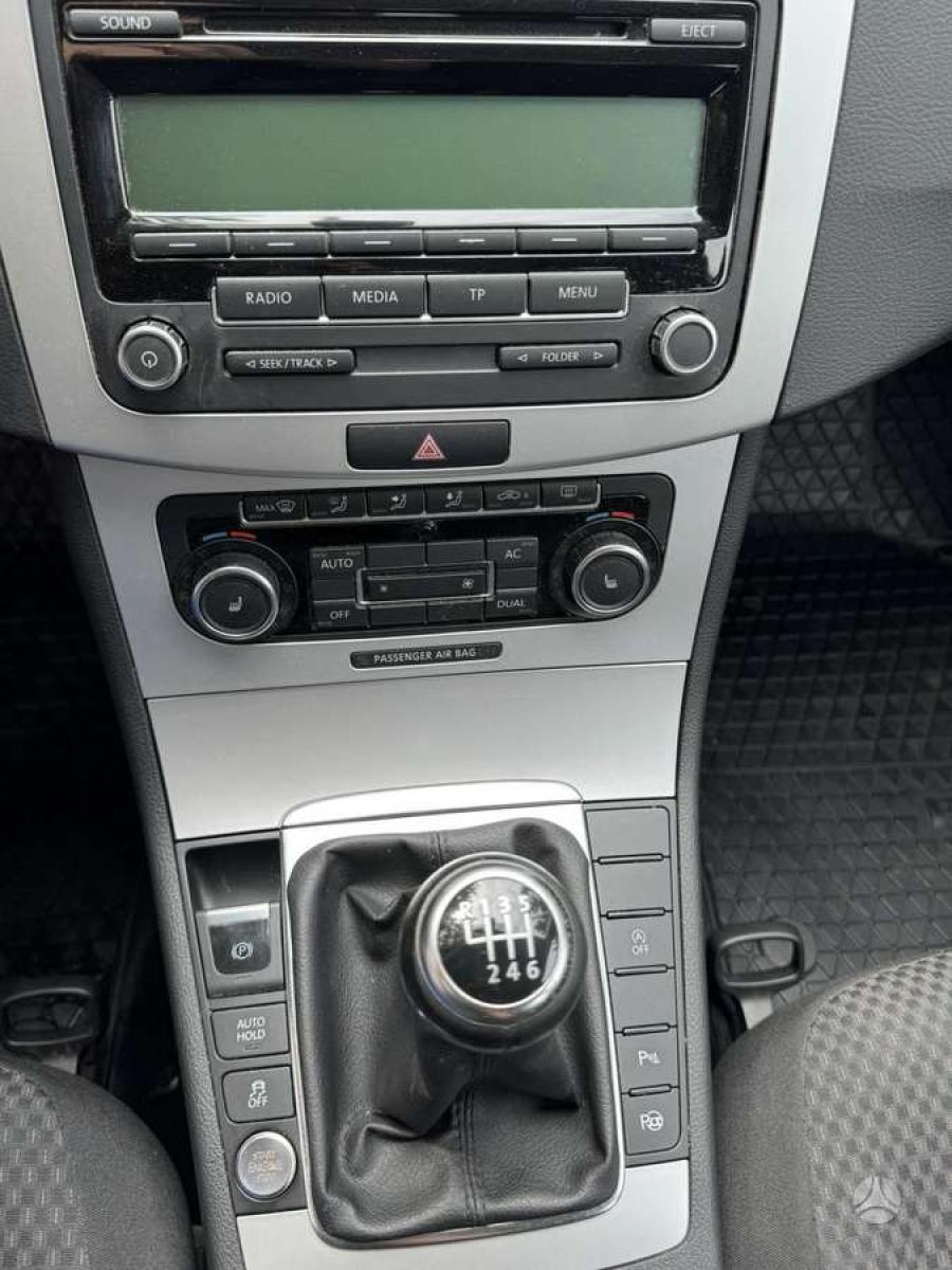 Grey Volkswagen Passat 2011 in Marijampole, with an engine capacity of 1.60 L and mileage of 140 thousand km for 4999 €, photo 15 on AUTOMOTO.COM.LV