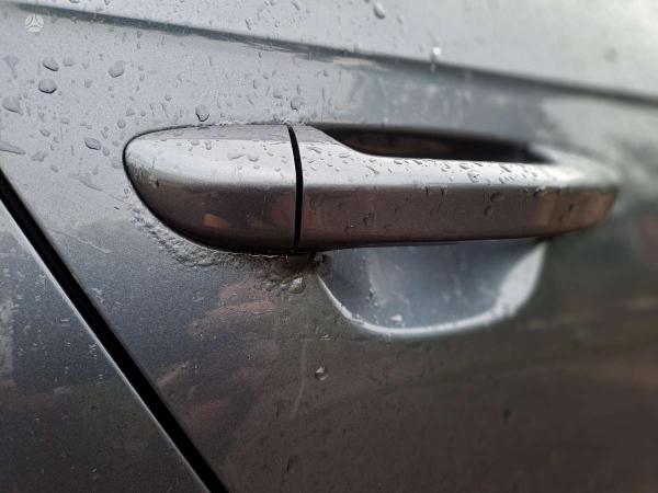 Grey Volkswagen Passat 2011 in Elektrenai, with an engine capacity of 1.97 L and mileage of 328 thousand km for 4400 €, photo 9 on AUTOMOTO.COM.LV