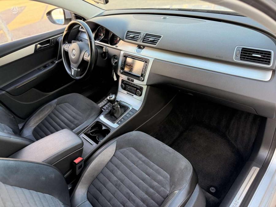 Grey Volkswagen Passat 2011 in Vilkaviskis, with an engine capacity of 1.97 L and mileage of 246 thousand km for 5999 €, photo 16 on AUTOMOTO.COM.LV