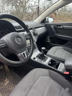 Pelēks Volkswagen Passat 2012 Viļņa, ar dzinēja tilpumu 2.00 L un nobraukumu 302 tūkst. km par 1650 €, foto 5 vietnē AUTOMOTO.COM.LV