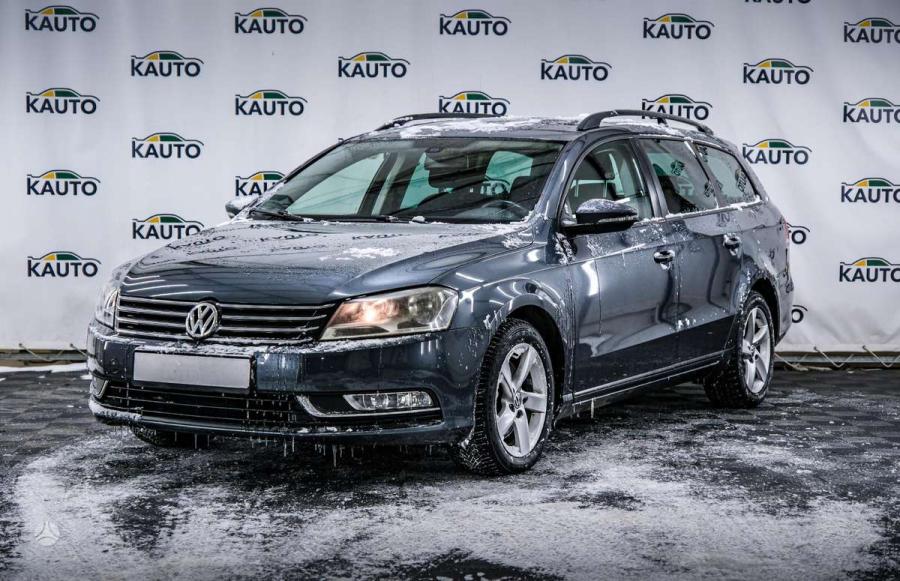 Grey Volkswagen Passat 2012 in Kaunas, with an engine capacity of 2.00 L and mileage of 305 thousand km for 5990 €, photo 1 on AUTOMOTO.COM.LV