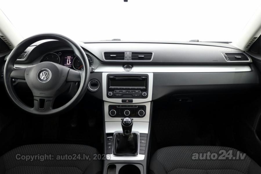 Grey Volkswagen Passat 2012 in Tallinn, with an engine capacity of 1.60 L and mileage of 369 thousand km for 2999 €, photo 5 on AUTOMOTO.COM.LV