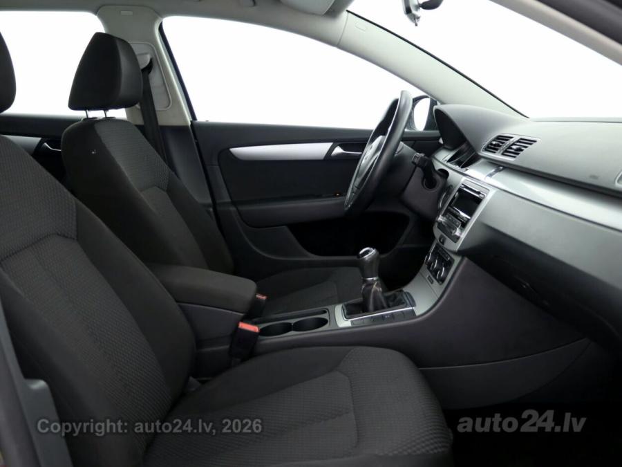 Grey Volkswagen Passat 2012 in Tallinn, with an engine capacity of 1.60 L and mileage of 369 thousand km for 2999 €, photo 6 on AUTOMOTO.COM.LV