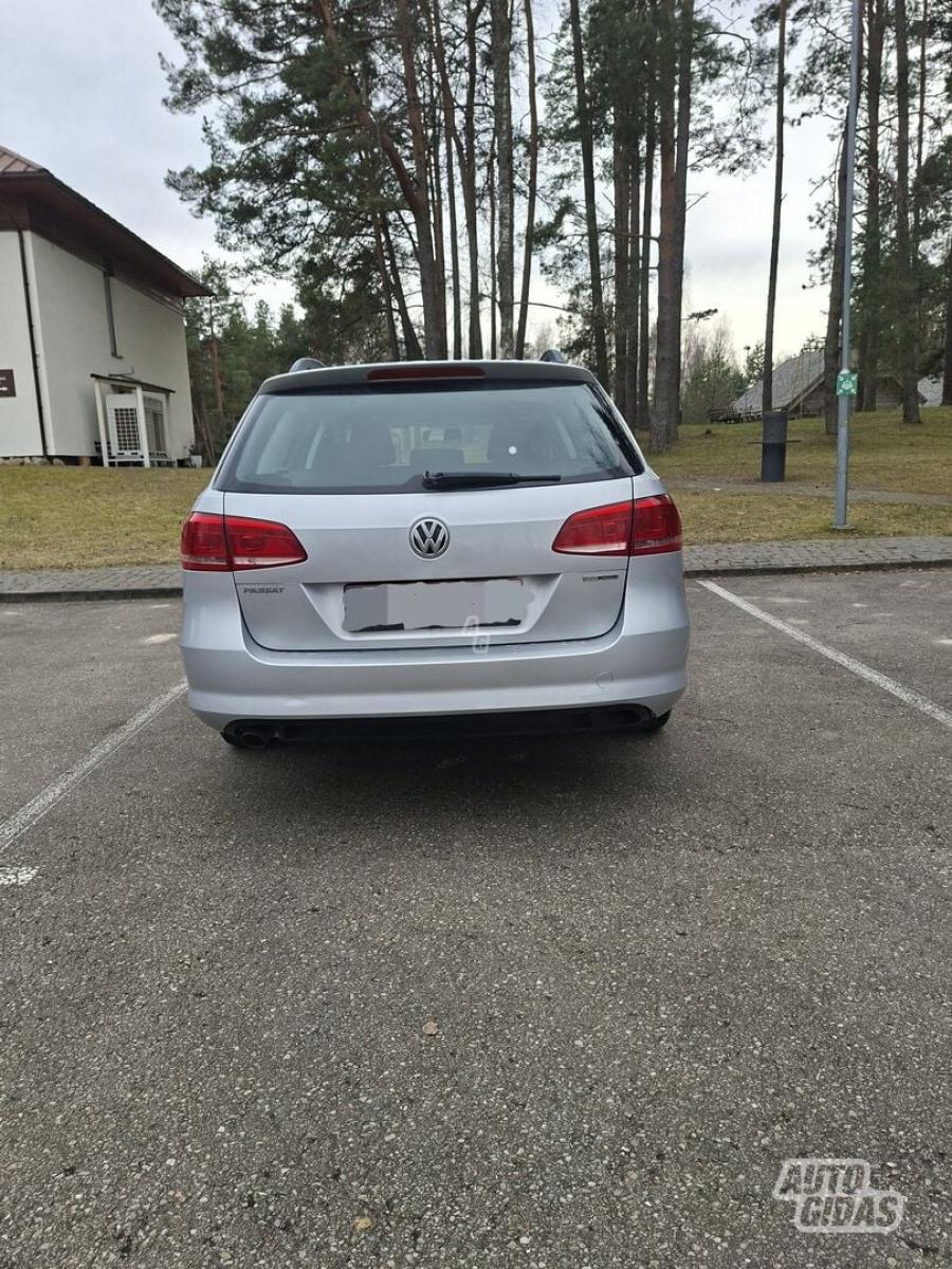 Grey Volkswagen Passat 2012 in Moletai, with an engine capacity of 1.60 L and mileage of 356 thousand km for 4200 €, photo 4 on AUTOMOTO.COM.LV