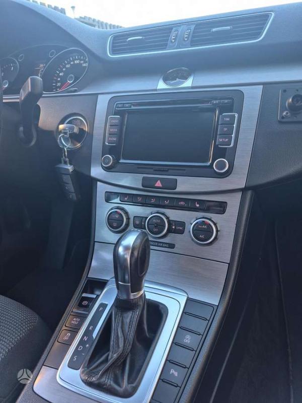 Pelēks Volkswagen Passat 2012 Viļņa, ar dzinēja tilpumu 2.00 L un nobraukumu 360 tūkst. km par 3750 €, foto 10 vietnē AUTOMOTO.COM.LV
