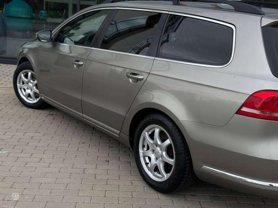 Grey Volkswagen Passat 2012 in Klaipeda, with an engine capacity of 1.97 L and mileage of 282 thousand km for 5800 €, photo 15 on AUTOMOTO.COM.LV