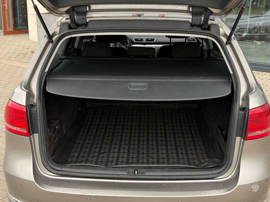 Grey Volkswagen Passat 2012 in Klaipeda, with an engine capacity of 1.97 L and mileage of 282 thousand km for 5800 €, photo 17 on AUTOMOTO.COM.LV