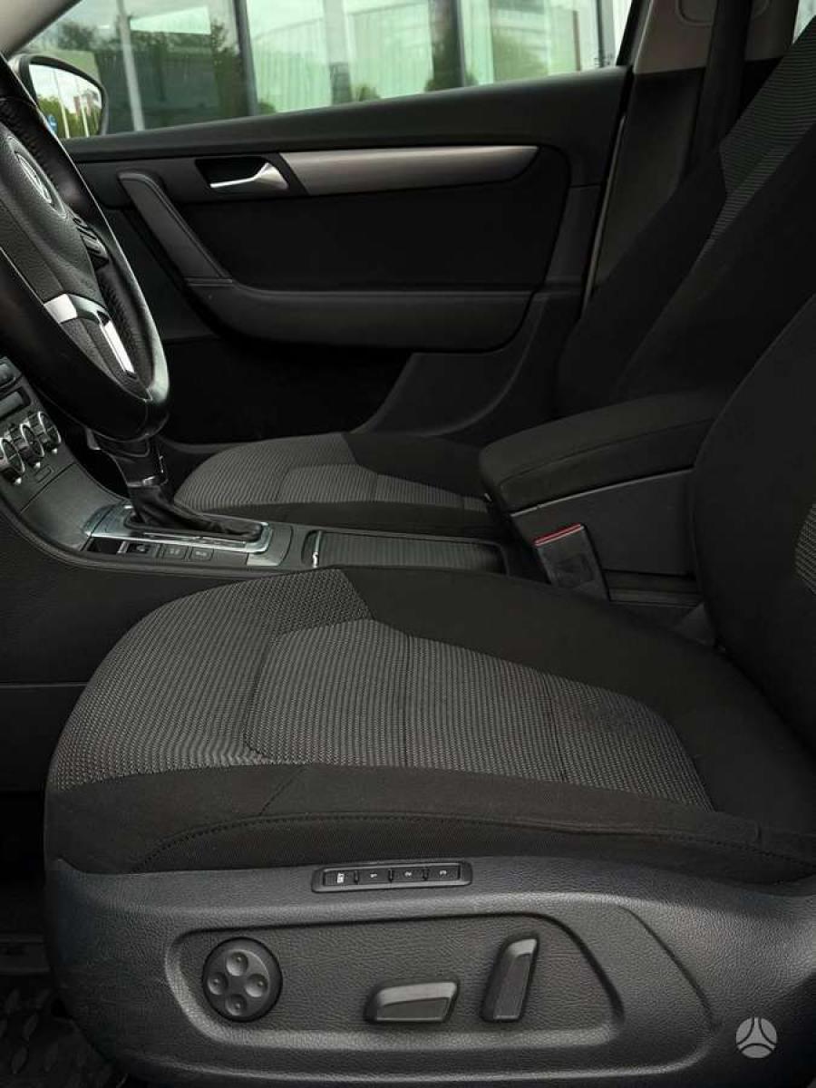 Grey Volkswagen Passat 2012 in Klaipeda, with an engine capacity of 1.97 L and mileage of 282 thousand km for 5800 €, photo 27 on AUTOMOTO.COM.LV