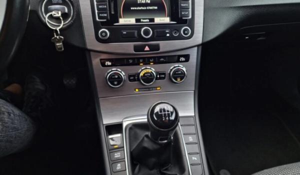 Grey Volkswagen Passat 2012 in Riga, with an engine capacity of 1.60 L and mileage of 274 thousand km for 5100 €, photo 3 on AUTOMOTO.COM.LV