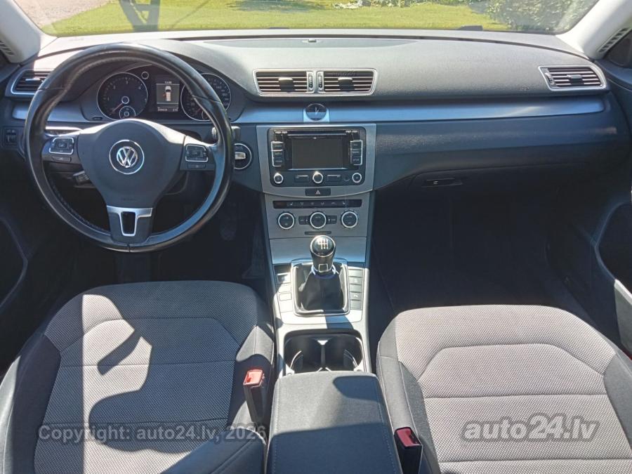 Grey Volkswagen Passat 2012 in Voru, with an engine capacity of 2.00 L and mileage of 269 thousand km for 5499 €, photo 11 on AUTOMOTO.COM.LV