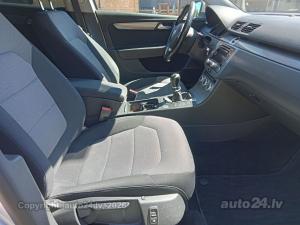 Grey Volkswagen Passat 2012 in Voru, with an engine capacity of 2.00 L and mileage of 269 thousand km for 5499 €, photo 12 on AUTOMOTO.COM.LV