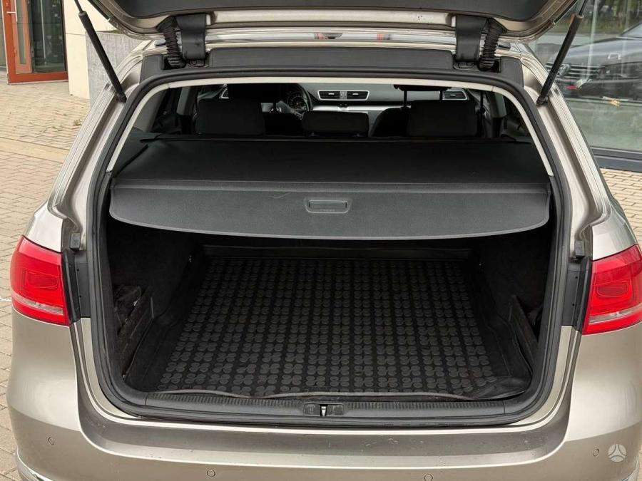 Pelēks Volkswagen Passat 2012 Klaipėda, ar dzinēja tilpumu 1.97 L un nobraukumu 282 tūkst. km par 5800 €, foto 17 vietnē AUTOMOTO.COM.LV