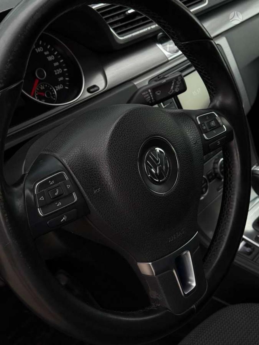 Pelēks Volkswagen Passat 2012 Klaipėda, ar dzinēja tilpumu 1.97 L un nobraukumu 282 tūkst. km par 5800 €, foto 25 vietnē AUTOMOTO.COM.LV