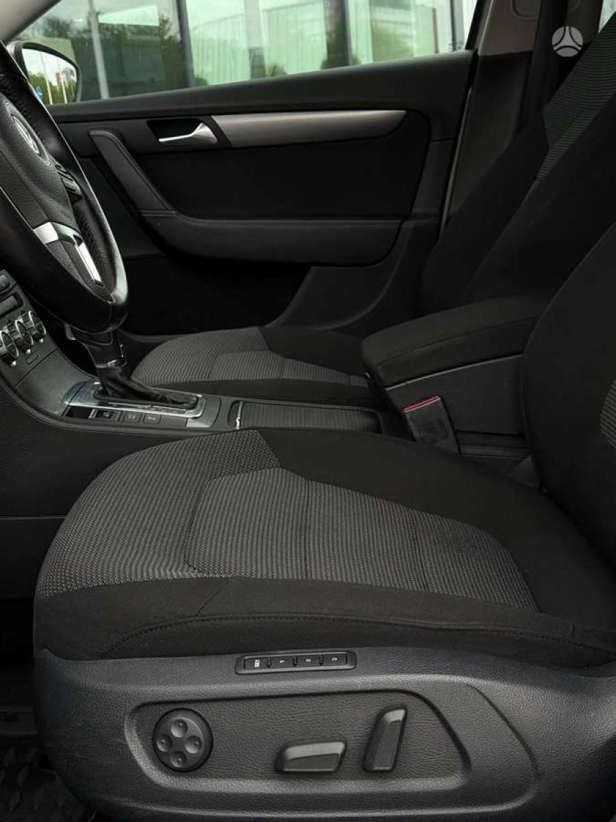 Pelēks Volkswagen Passat 2012 Klaipėda, ar dzinēja tilpumu 1.97 L un nobraukumu 282 tūkst. km par 5800 €, foto 27 vietnē AUTOMOTO.COM.LV
