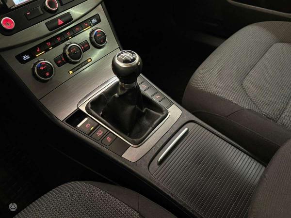 Grey Volkswagen Passat 2012 in Marijampole, with an engine capacity of 1.97 L and mileage of 349 thousand km for 5450 €, photo 10 on AUTOMOTO.COM.LV