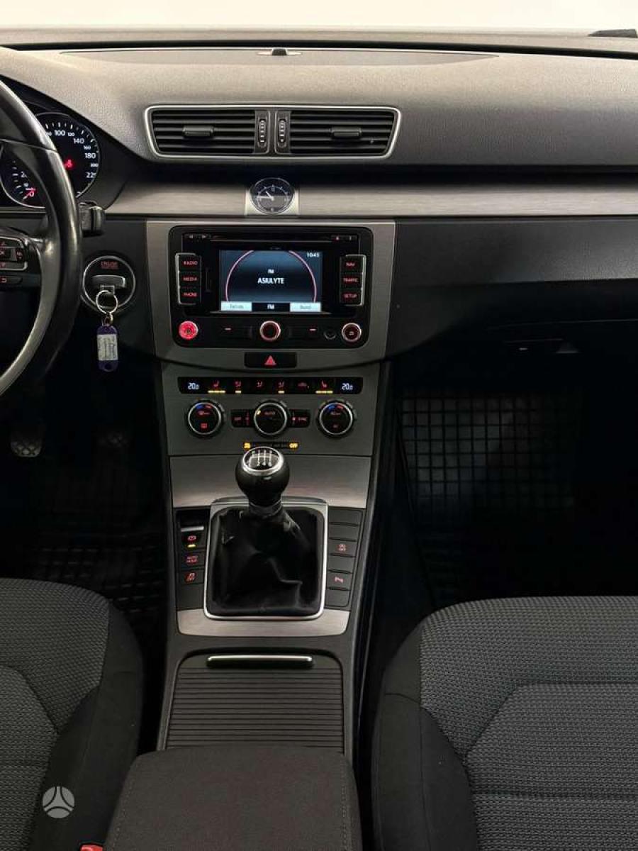 Pelēks Volkswagen Passat 2012 Marijampole, ar dzinēja tilpumu 1.97 L un nobraukumu 349 tūkst. km par 5450 €, foto 18 vietnē AUTOMOTO.COM.LV
