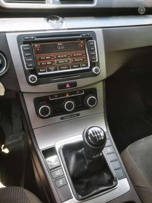 Grey Volkswagen Passat 2012 in Vilnius, with an engine capacity of 1.60 L and mileage of 330 thousand km for 4900 €, photo 4 on AUTOMOTO.COM.LV