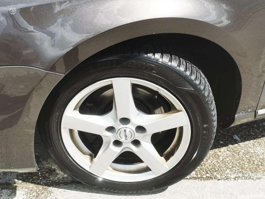 Grey Volkswagen Passat 2012 in Vilnius, with an engine capacity of 1.60 L and mileage of 330 thousand km for 4900 €, photo 10 on AUTOMOTO.COM.LV