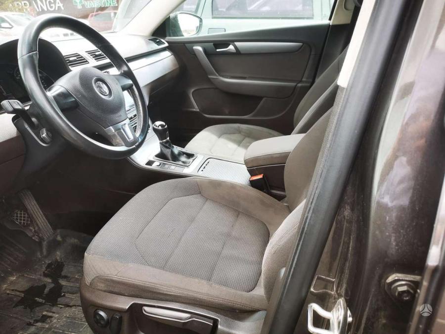 Grey Volkswagen Passat 2012 in Vilnius, with an engine capacity of 1.60 L and mileage of 330 thousand km for 4900 €, photo 21 on AUTOMOTO.COM.LV