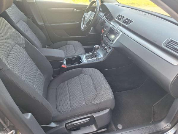 Pelēks Volkswagen Passat 2012 Marijampole, ar dzinēja tilpumu 2.00 L un nobraukumu 229 tūkst. km par 5650 €, foto 5 vietnē AUTOMOTO.COM.LV