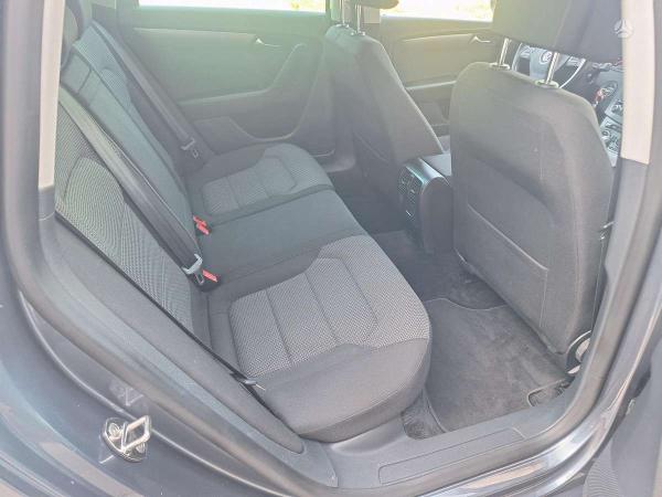 Pelēks Volkswagen Passat 2012 Marijampole, ar dzinēja tilpumu 2.00 L un nobraukumu 229 tūkst. km par 5650 €, foto 7 vietnē AUTOMOTO.COM.LV
