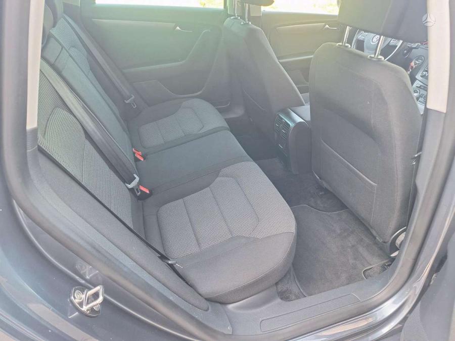 Grey Volkswagen Passat 2012 in Marijampole, with an engine capacity of 2.00 L and mileage of 229 thousand km for 5650 €, photo 8 on AUTOMOTO.COM.LV