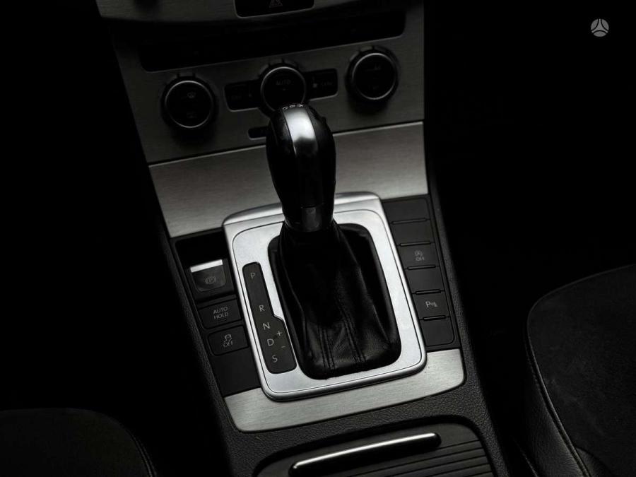 Pelēks Volkswagen Passat 2012 Šauļi, ar dzinēja tilpumu 2.00 L un nobraukumu 194 tūkst. km par 5699 €, foto 21 vietnē AUTOMOTO.COM.LV