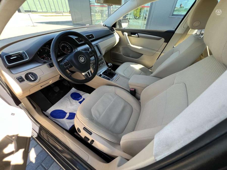 Grey Volkswagen Passat 2012 in Siauliai, with an engine capacity of 1.60 L and mileage of 230 thousand km for 4950 €, photo 13 on AUTOMOTO.COM.LV