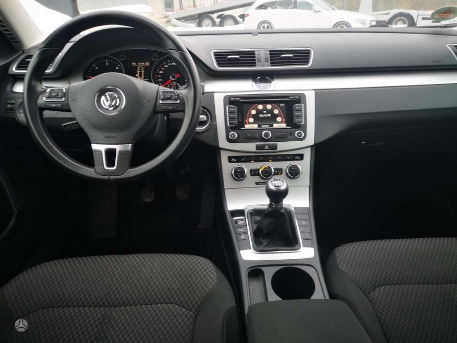 Grey Volkswagen Passat 2013 in Radviliskis, with an engine capacity of 1.97 L and mileage of 291 thousand km for 5250 €, photo 7 on AUTOMOTO.COM.LV