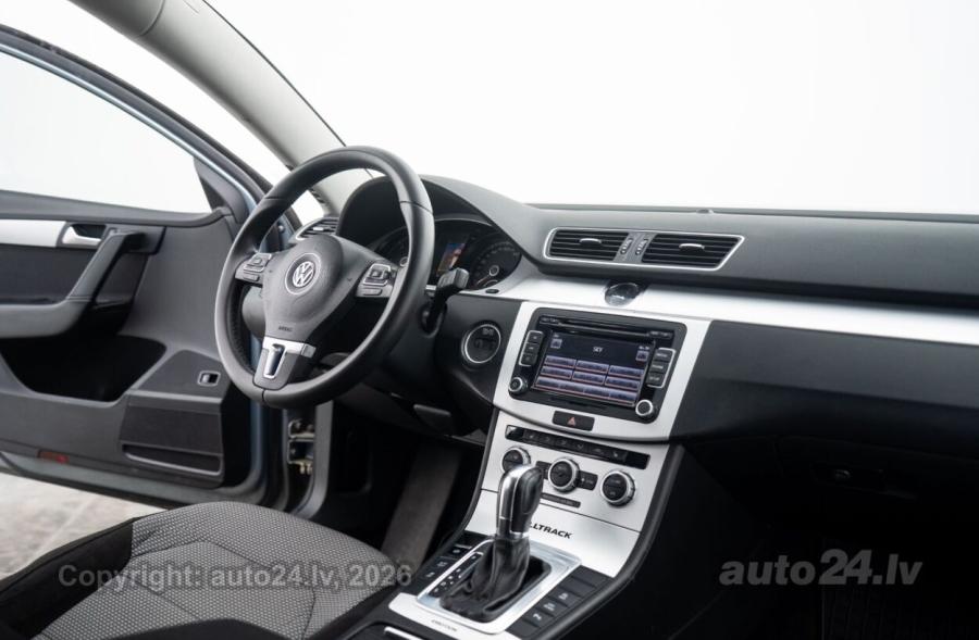 Grey Volkswagen Passat 2013 in Tallinn, with an engine capacity of 2.00 L and mileage of 236 thousand km for 8999 €, photo 11 on AUTOMOTO.COM.LV