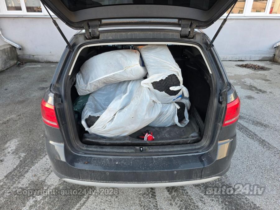 Grey Volkswagen Passat 2013 in Tallinn, with an engine capacity of 2.00 L and mileage of 386 thousand km for 3999 €, photo 24 on AUTOMOTO.COM.LV