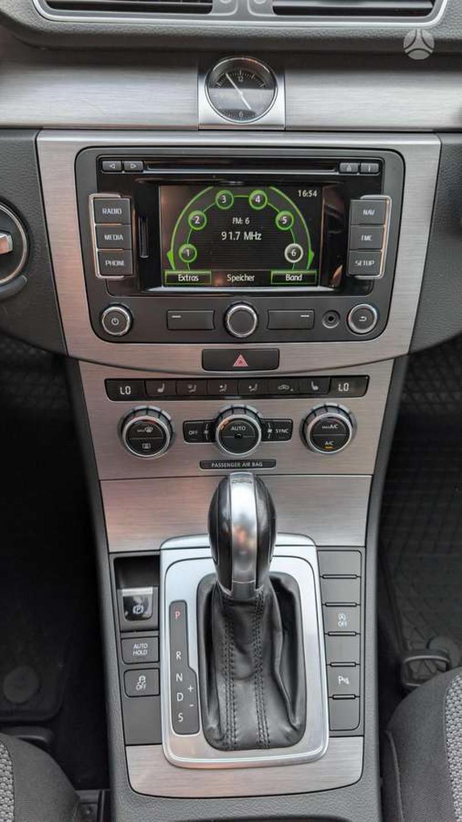 Pelēks Volkswagen Passat 2013 Tauragė, ar dzinēja tilpumu 1.97 L un nobraukumu 370 tūkst. km par 5100 €, foto 10 vietnē AUTOMOTO.COM.LV