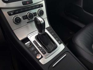 Pelēks Volkswagen Passat 2013 Viļņa, ar dzinēja tilpumu 2.00 L un nobraukumu 294 tūkst. km par 6499 €, foto 17 vietnē AUTOMOTO.COM.LV