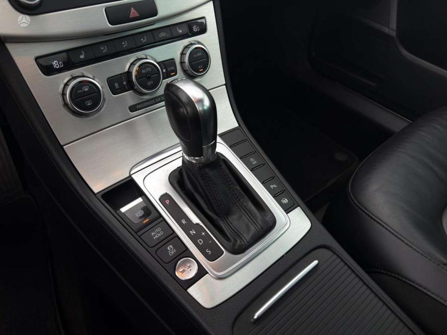 Pelēks Volkswagen Passat 2013 Viļņa, ar dzinēja tilpumu 2.00 L un nobraukumu 294 tūkst. km par 6499 €, foto 17 vietnē AUTOMOTO.COM.LV