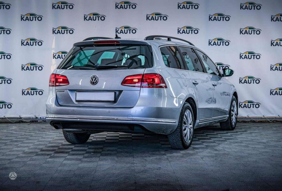 Grey Volkswagen Passat 2013 in Kaunas, with an engine capacity of 1.40 L and mileage of 237 thousand km for 6390 €, photo 4 on AUTOMOTO.COM.LV