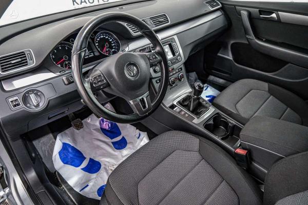 Grey Volkswagen Passat 2013 in Kaunas, with an engine capacity of 1.40 L and mileage of 237 thousand km for 6390 €, photo 5 on AUTOMOTO.COM.LV