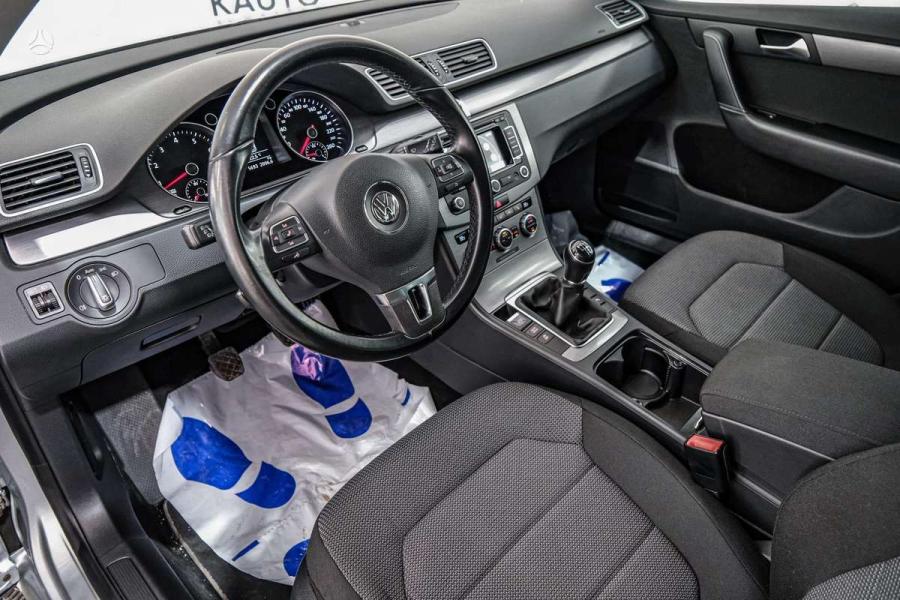 Grey Volkswagen Passat 2013 in Kaunas, with an engine capacity of 1.40 L and mileage of 237 thousand km for 6390 €, photo 6 on AUTOMOTO.COM.LV