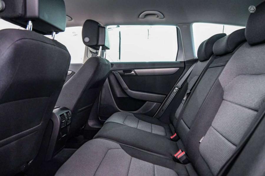 Grey Volkswagen Passat 2013 in Kaunas, with an engine capacity of 1.40 L and mileage of 237 thousand km for 6390 €, photo 10 on AUTOMOTO.COM.LV