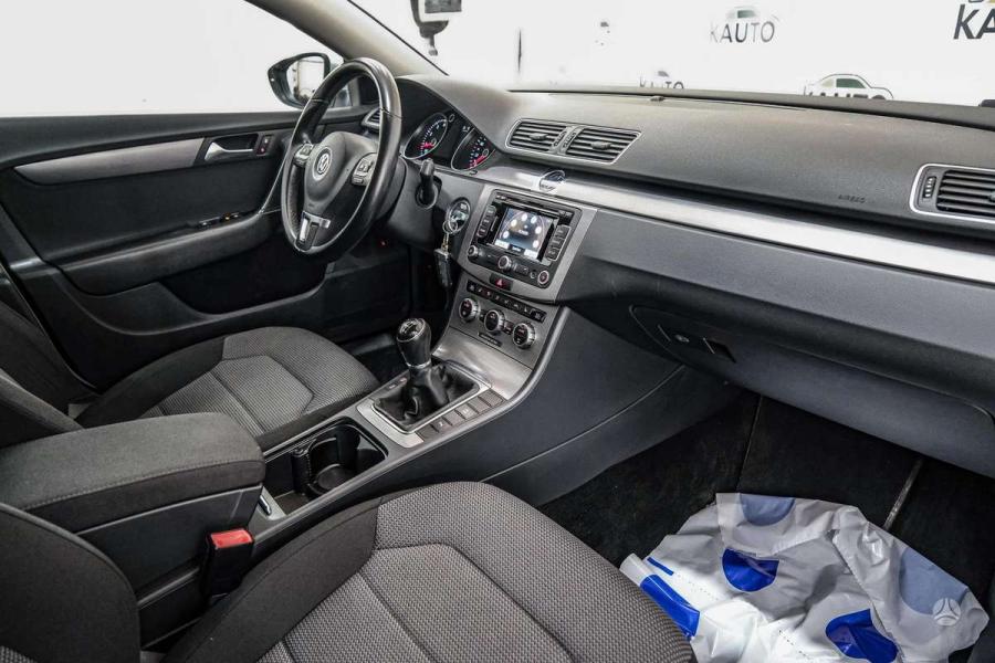 Grey Volkswagen Passat 2013 in Kaunas, with an engine capacity of 1.40 L and mileage of 237 thousand km for 6390 €, photo 12 on AUTOMOTO.COM.LV