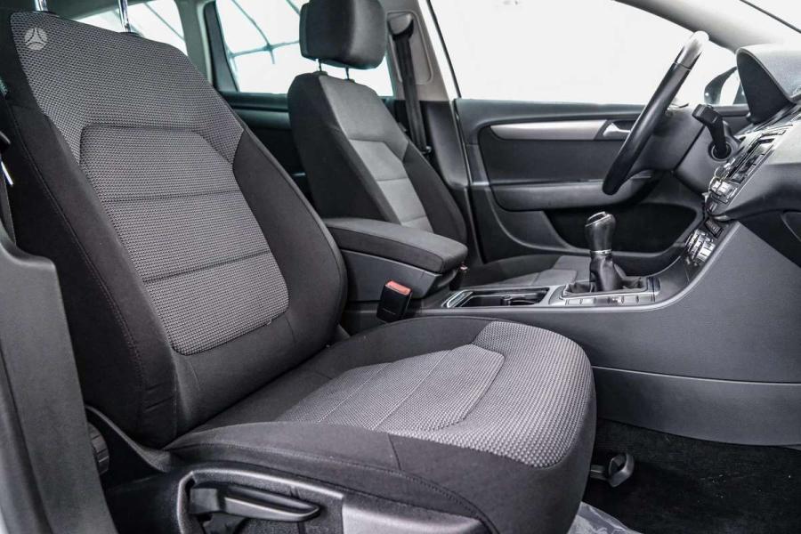 Grey Volkswagen Passat 2013 in Kaunas, with an engine capacity of 1.40 L and mileage of 237 thousand km for 6390 €, photo 13 on AUTOMOTO.COM.LV
