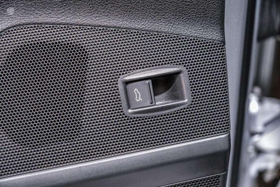 Grey Volkswagen Passat 2013 in Kaunas, with an engine capacity of 1.40 L and mileage of 237 thousand km for 6390 €, photo 15 on AUTOMOTO.COM.LV