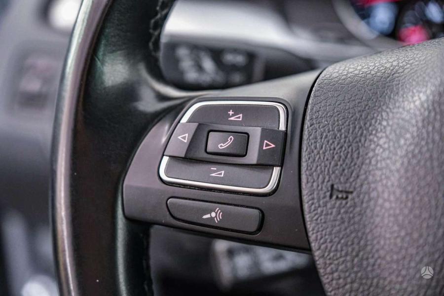 Grey Volkswagen Passat 2013 in Kaunas, with an engine capacity of 1.40 L and mileage of 237 thousand km for 6390 €, photo 18 on AUTOMOTO.COM.LV