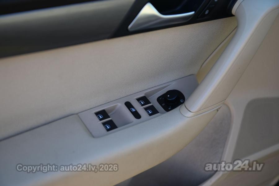 Pelēks Volkswagen Passat 2013 Pērnava, ar dzinēja tilpumu 2.00 L un nobraukumu 340 tūkst. km par 5600 €, foto 7 vietnē AUTOMOTO.COM.LV
