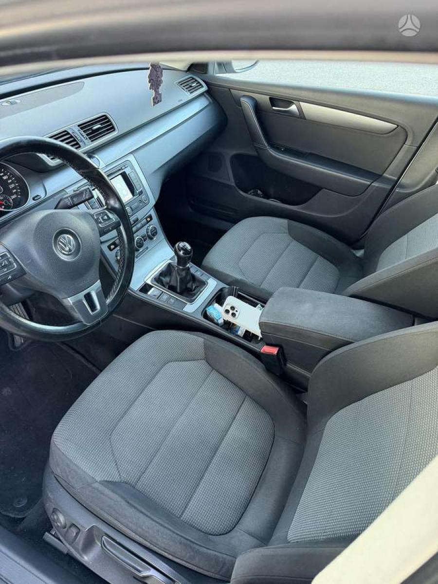 Grey Volkswagen Passat 2013 in Klaipeda, with an engine capacity of 1.60 L and mileage of 312 thousand km for 4000 €, photo 10 on AUTOMOTO.COM.LV