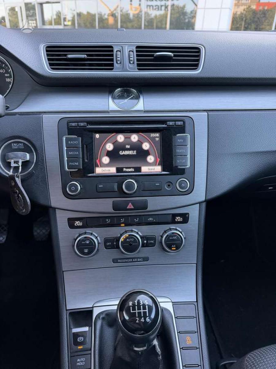 Grey Volkswagen Passat 2013 in Klaipeda, with an engine capacity of 1.60 L and mileage of 312 thousand km for 4000 €, photo 12 on AUTOMOTO.COM.LV