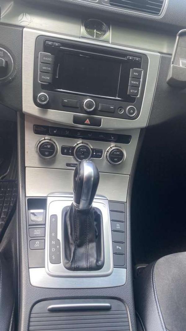 Grey Volkswagen Passat 2013 in Siauliai, with an engine capacity of 1.97 L and mileage of 237 thousand km for 6750 €, photo 10 on AUTOMOTO.COM.LV