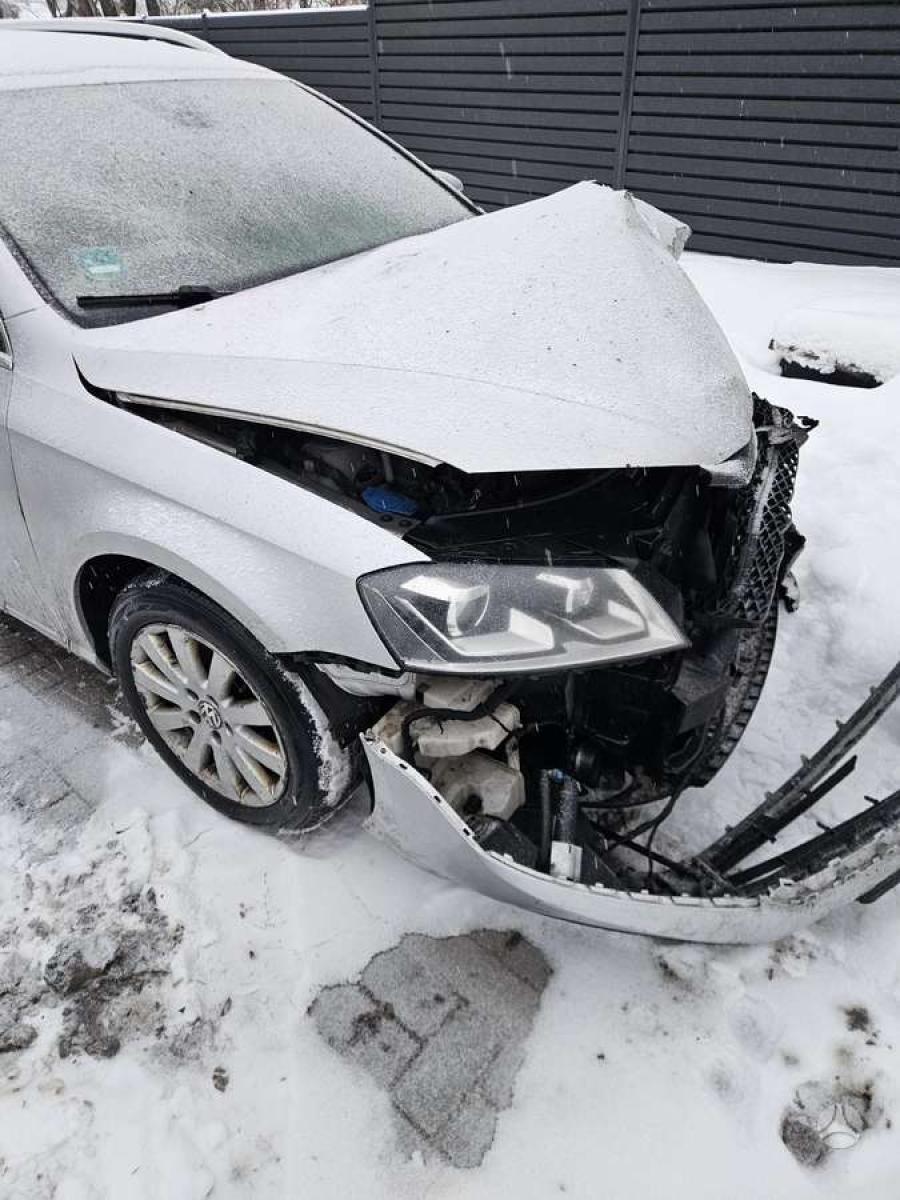 Grey Volkswagen Passat 2014 in Vilnius, with an engine capacity of 1.97 L and mileage of 307 thousand km for 1200 €, photo 1 on AUTOMOTO.COM.LV