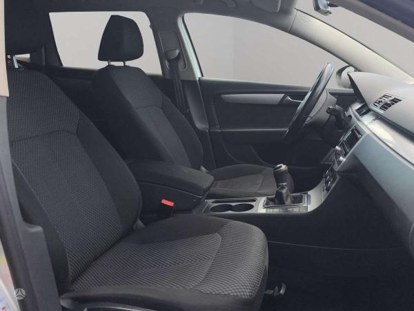 Grey Volkswagen Passat 2014 in Vilnius, with an engine capacity of 2.00 L and mileage of 281 thousand km for 5499 €, photo 8 on AUTOMOTO.COM.LV